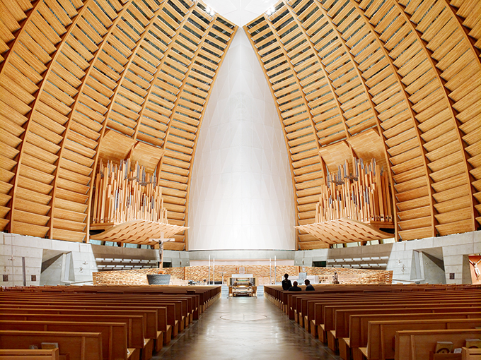 Photo of the Week: Modern Wood and Glass Cathedral – SOM