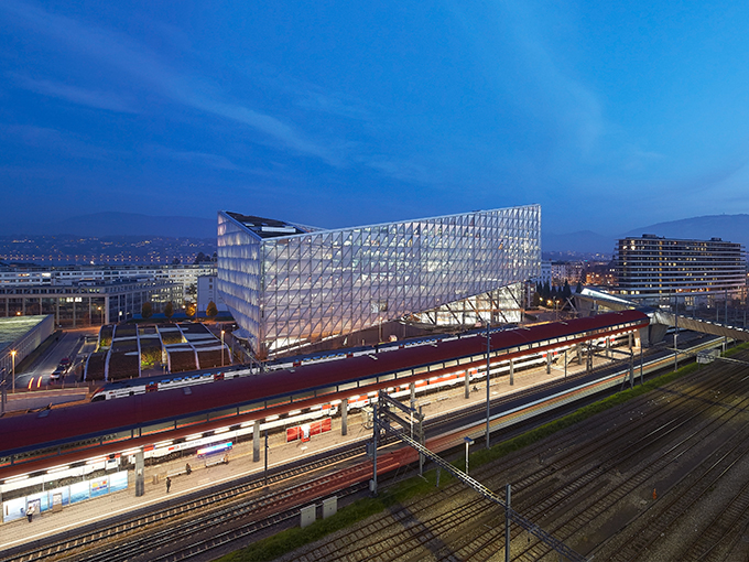 Crystal Clear: The JTI Headquarters in Geneva Blend Transparency and ...